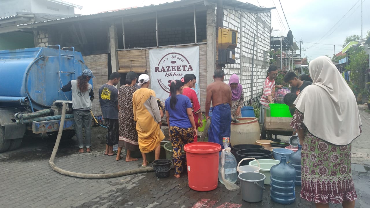 Sepekan Pipa Pecah, Pelanggan Perumda Giri Tirta di Duduksampeyan Gresik Krisis Air Bersih ...