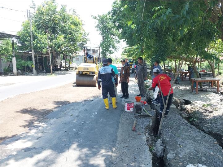 Bahu Jalan Ambles, Pipa Perumda Giri Tirta Ikut Bocor – Beritautama.co